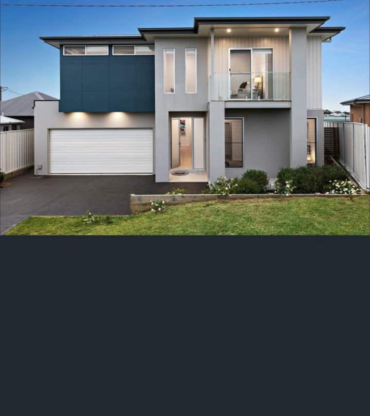 Beautiful Family Retreat Spacious, Peaceful - Newcastle