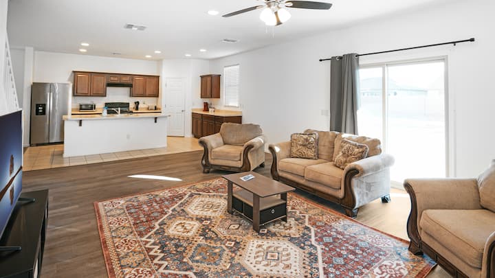 4 Bedroom Desert Oasis / Large Yard / Sleeps 8 - Casa Grande