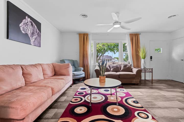 Cozy 4br Home •Free Parking • Work Desk • Roku Tvs - Frederick