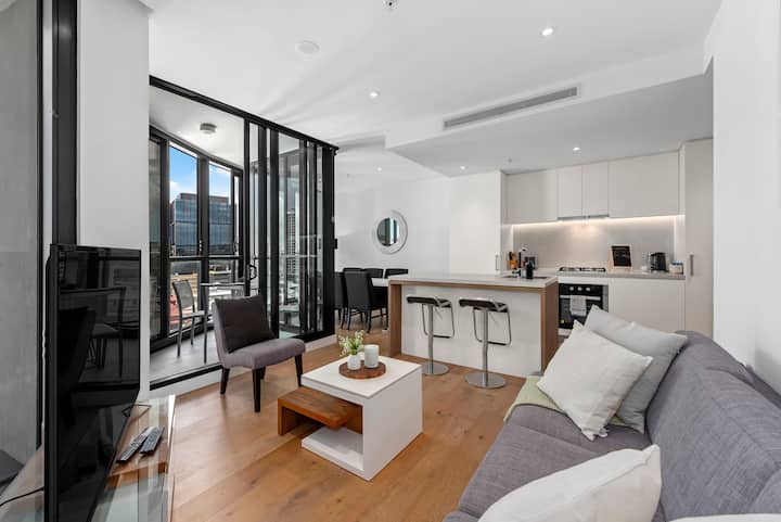 Bright 2br W/ Huge Gym, Infinity Pool & Parking - Spring Hill