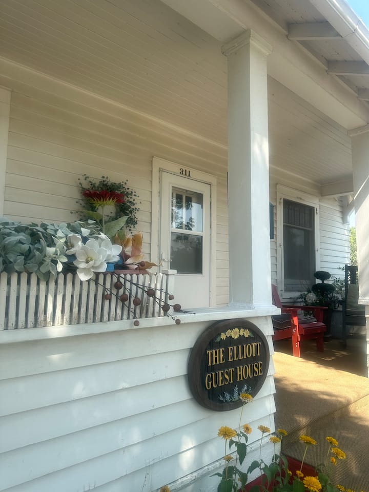 The Elliott Guest House- Historic Craftsman Style - Livingston, MT