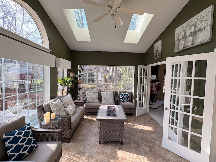 Chic Retreat With Cozy Style And Luxury - Ashburn, VA