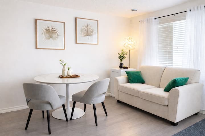 Spacious Modern Stay | Free Parking | Near Calgary - Canada