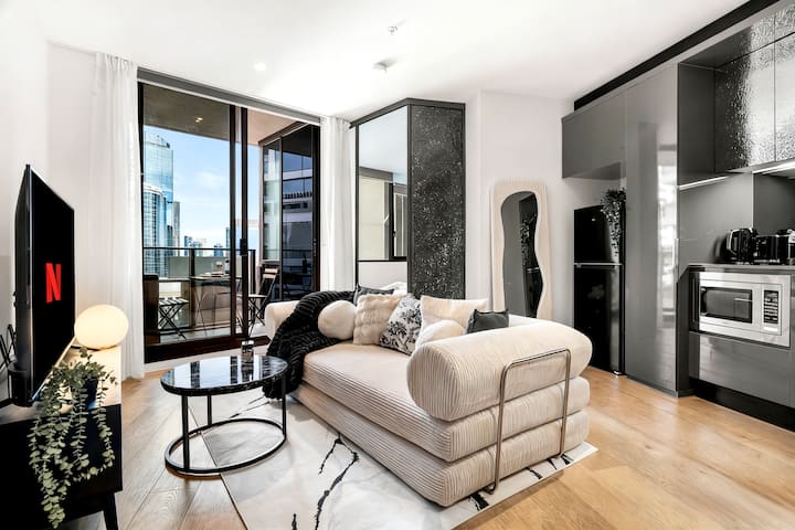 Luxury Designer 2br Urban Retreat | Pool & Gym - Melbourne