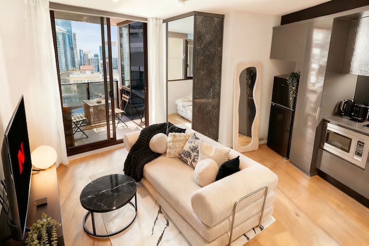 Luxury Designer 2br Urban Retreat | Pool & Gym - Melbourne
