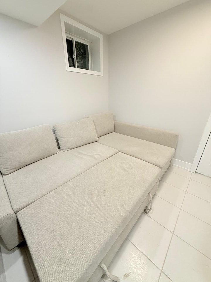 Studio Basement With Sofa Bed -Sleeps 2 - Milton