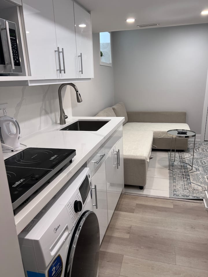 Studio Basement With Sofa Bed -Sleeps 2 - Burlington