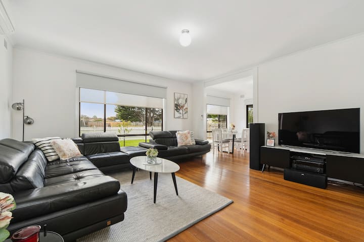 Beachside Bliss In Dromana • Walk To Beach & Shops - Dromana