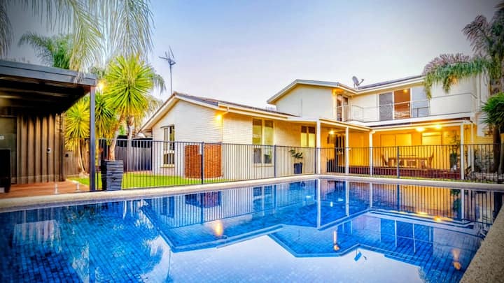 Tropical Oasis - Pool, Palm & Relaxation In Town - Shepparton