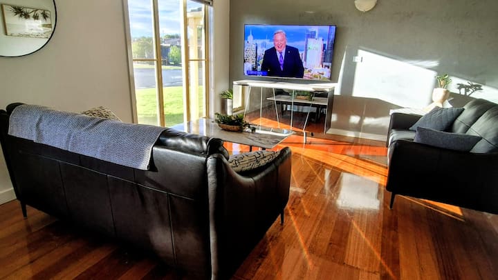 Tropical Oasis - Pool, Palm & Relaxation In Town - Shepparton