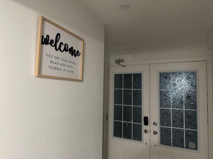 Warm & Cozy Lower Level Apartment / Free Parking - Oshawa