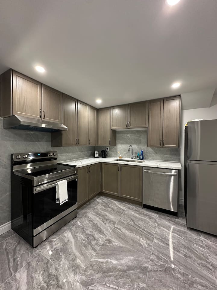 Windfields Lodge - Cozy Lower Level Apartment - Oshawa