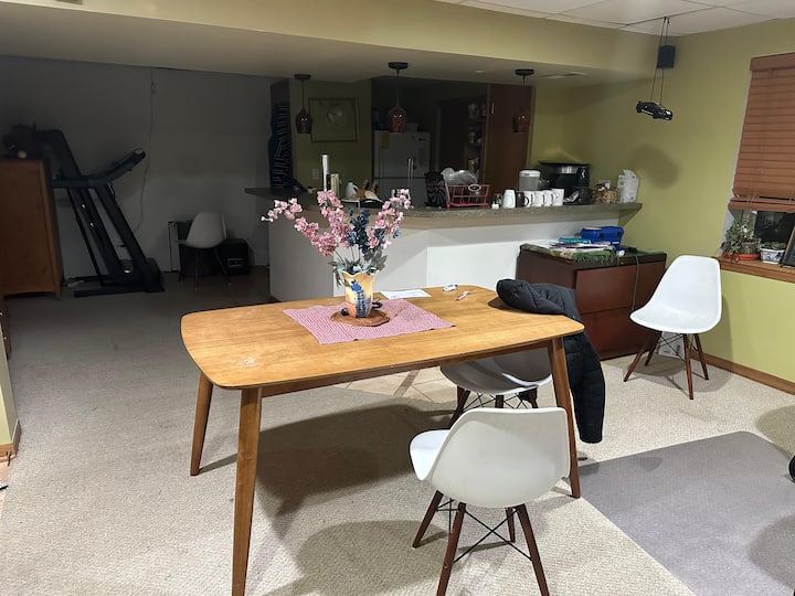 Naperville, Central Location, 2 Beds, 1.1 Bath. - Naperville, IL