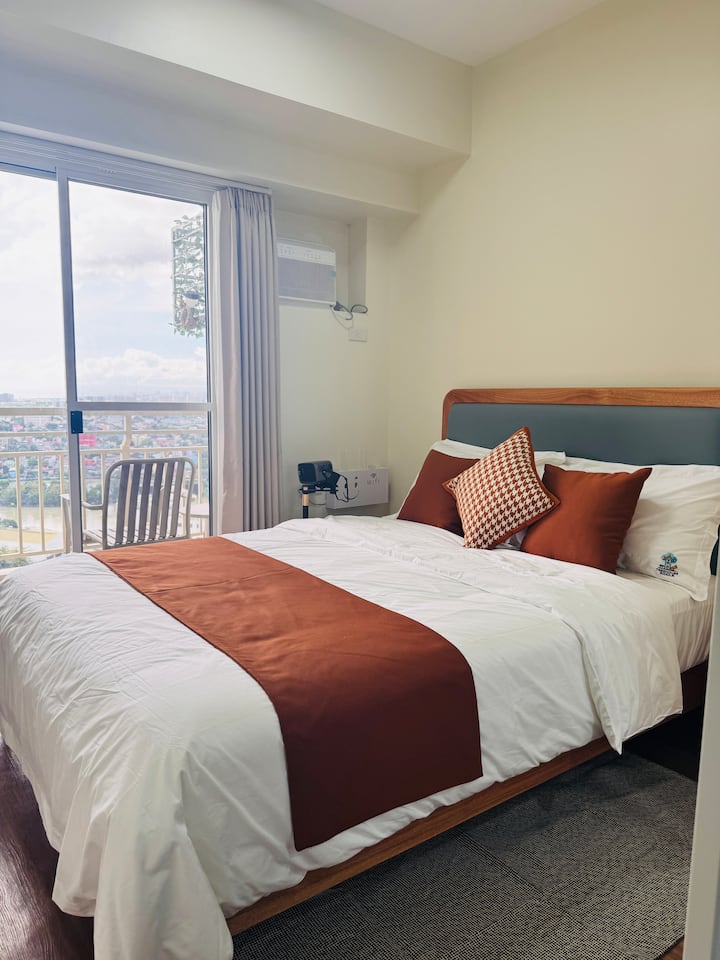 Premier Condo Staycation| Near Bgc| Swim| Laundry - Estancia