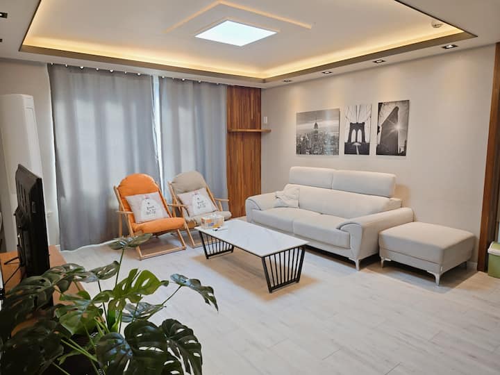 "줄리하우스" 한옥마을차량5분
넓고 깨끗한집 - Jeonju-si