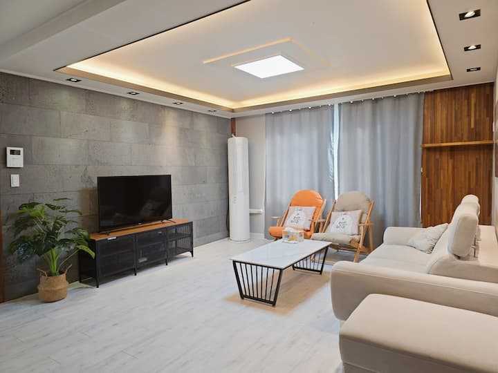 "줄리하우스" 한옥마을차량5분
넓고 깨끗한집 - Jeonju-si