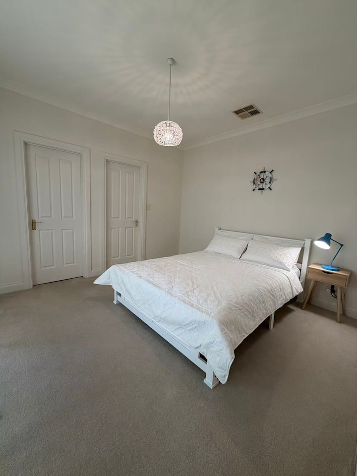 Private Master Suite Near Burnside Village - Stirling