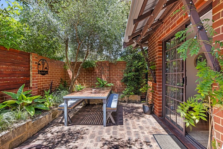 Stylish Villa, Leafy Courtyard Sanctuary - Victoria Park