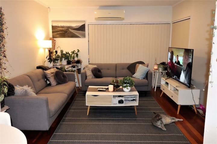 Eastern Bays Escape - Sunny Deck, Garden & Parking - Auckland