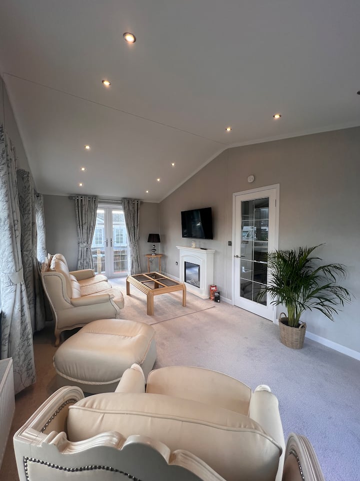 Luxury Lodge Unwind With Hot Tub - Beaulieu