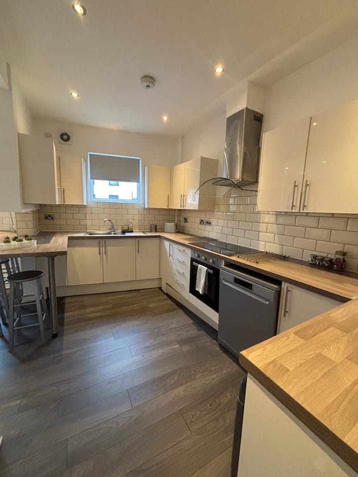 Spacious 4 Bed House Close To Uni & City Sleeps 6 - Nottingham