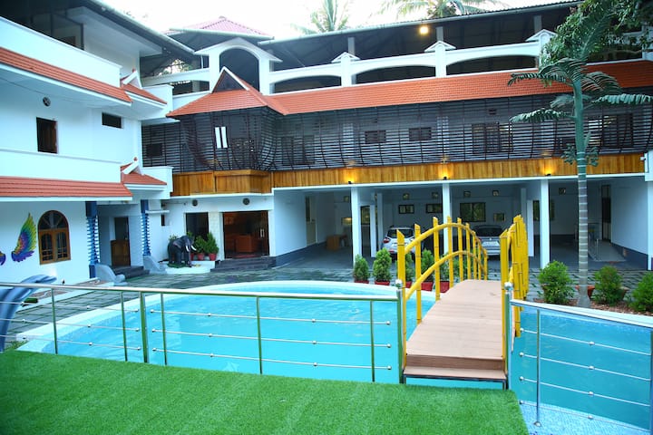 Lake Palace Resort Offers Peaceful &Relaxing Stay - クマラコム