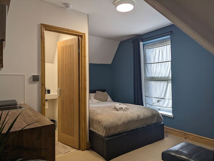 Inner-city Bedsit 9 - Cardiff