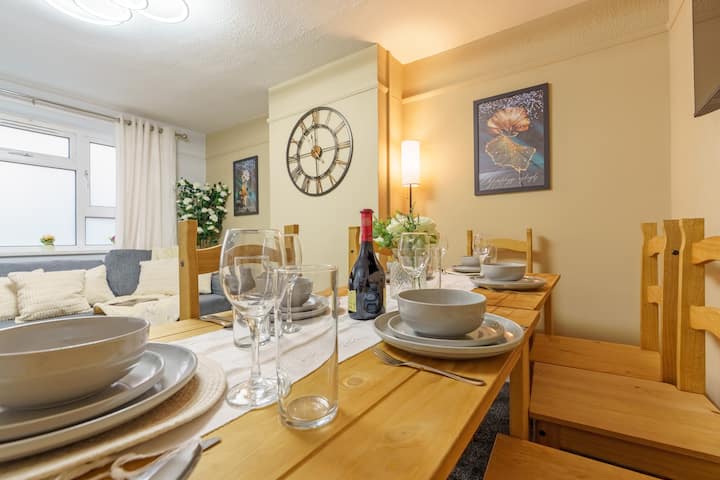 Open Mind Property- Hottub, Sleeps10 & Freeparking - Portsmouth