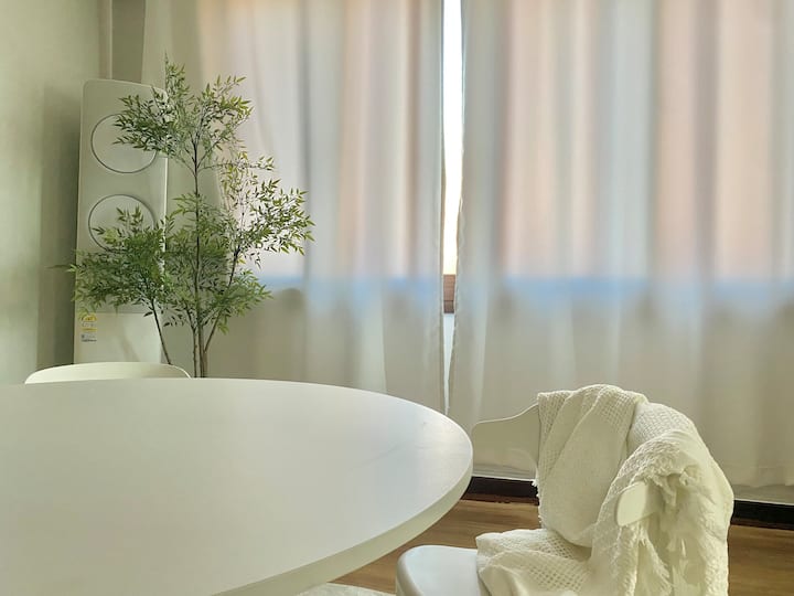 [신규오픈]용궁수산시장 앞 20평 대형숙소/버스정류장 10초/짐보관가능/최대8인바다도보3분 - 사천시