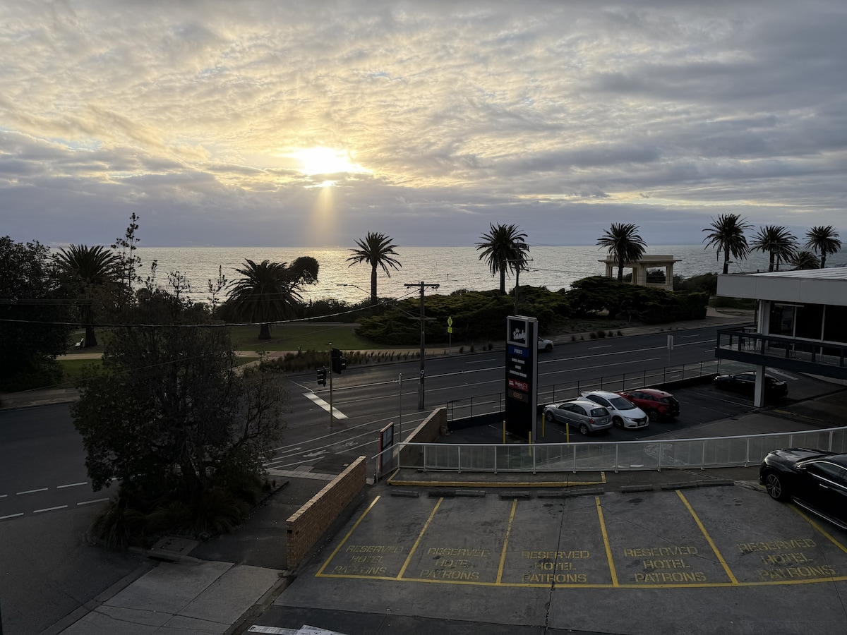 Bright Beachside Apartment - Water Views & Balcony - Apartments for ...