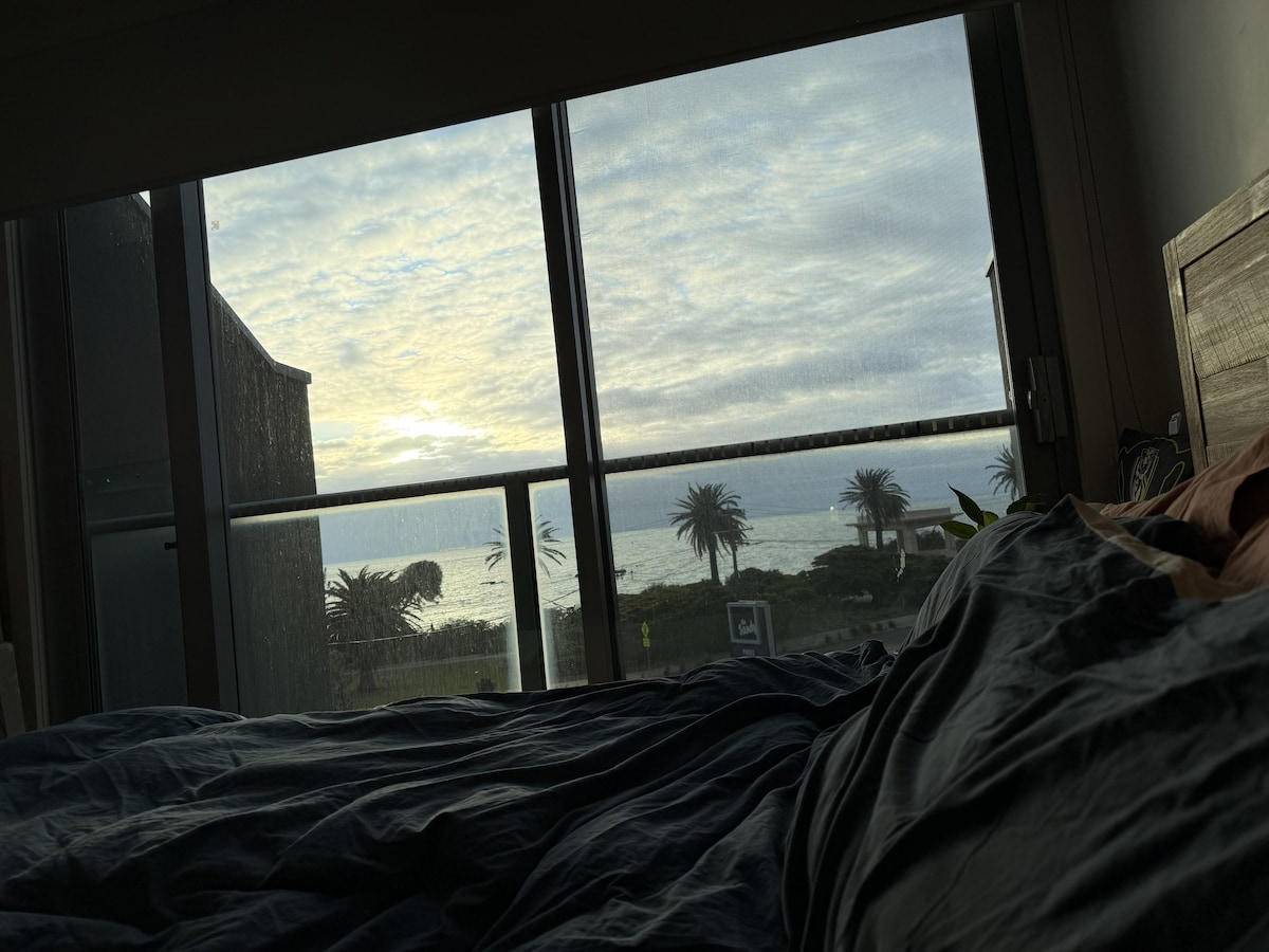 Bright Beachside Apartment - Water Views & Balcony - Apartments for ...