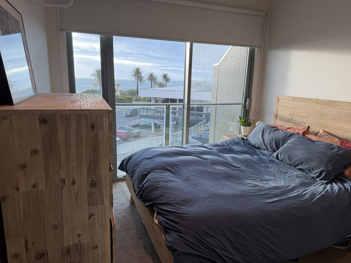 Bright Beachside Apartment - Water Views & Balcony - Apartments for ...