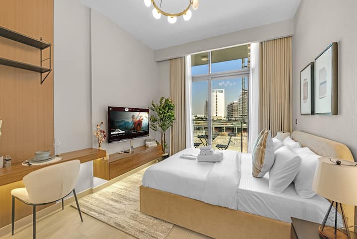 Elegant Studio With Scenic Balcony & Amenities - Dubai