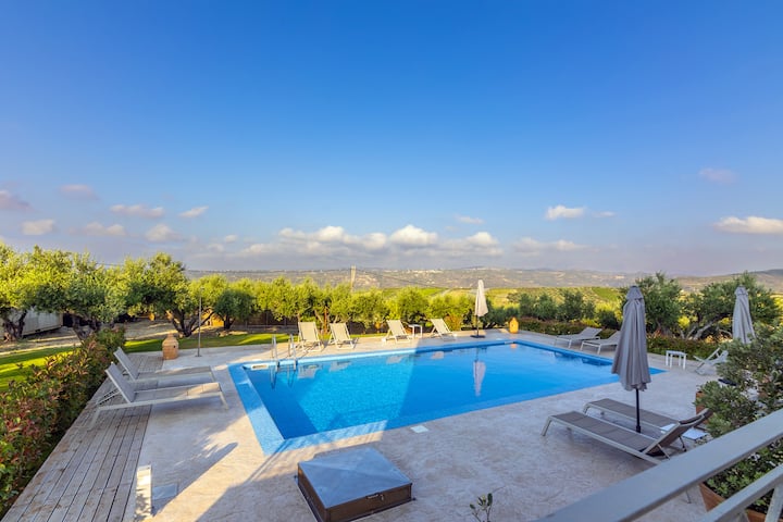 Villa Luna - 5 Bedrooms, Private Pool & Hot Tub - Iraklion