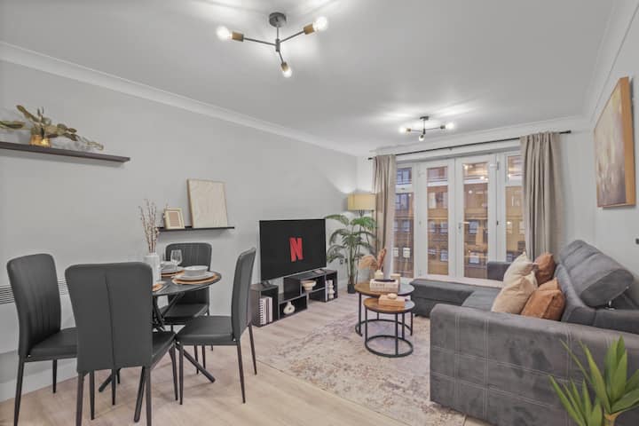 Modern 2 Bed Apartment | Secure Parking | Central - Hemel Hempstead