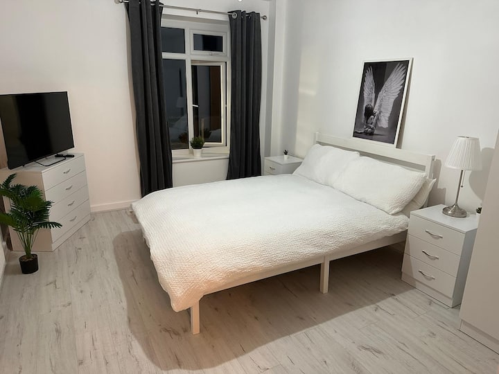 Fresh 1 Bedroom Apartment On Brentwood High-street - Brentwood