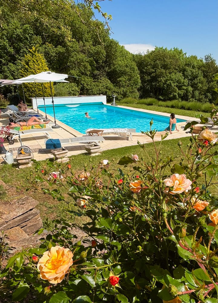 Volledig Domein In De Natuur, Rustig, Met Zwembad - France