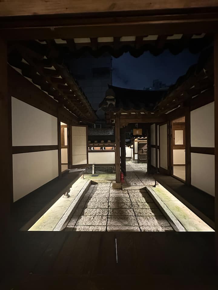 [신규 Open]한옥독채 신축/서울 마포/홍대/신촌/4룸최대8인/주방다이닝룸/한국전통숙소 - Seoul