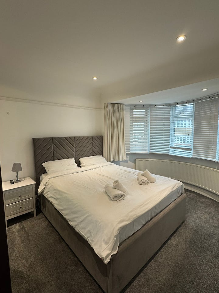 Bright & Spacious 3-bed Home With Free Parking - Watford