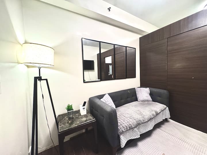 Makati Skyline Highrise Luxury Condo With Balcony - Makati