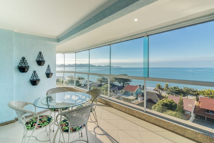 “O Horizonte é Seu Vizinho E A Praia, Seu Cenário” - Pôrto Belo