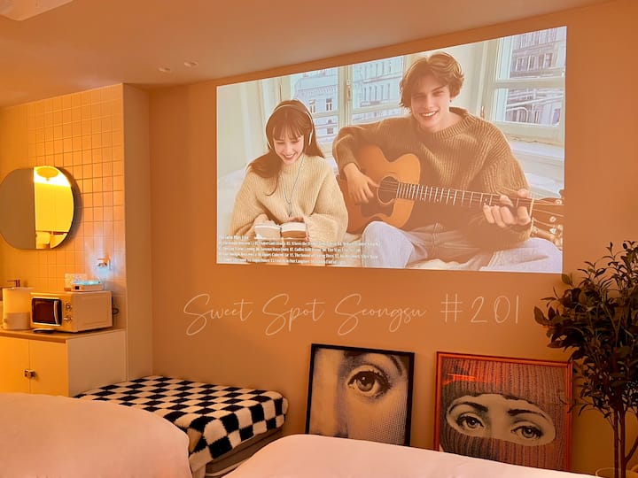 [Sweet Spot,성수]#201.성수역.연무장길.신규오픈.하루한팀.2bed.빔프로젝터 - Seoul