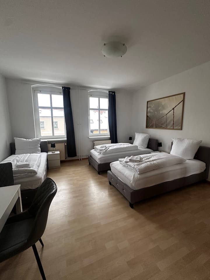 2-zi-wohnung + Parkplatz Für Geschäftsreisende - Strausberg