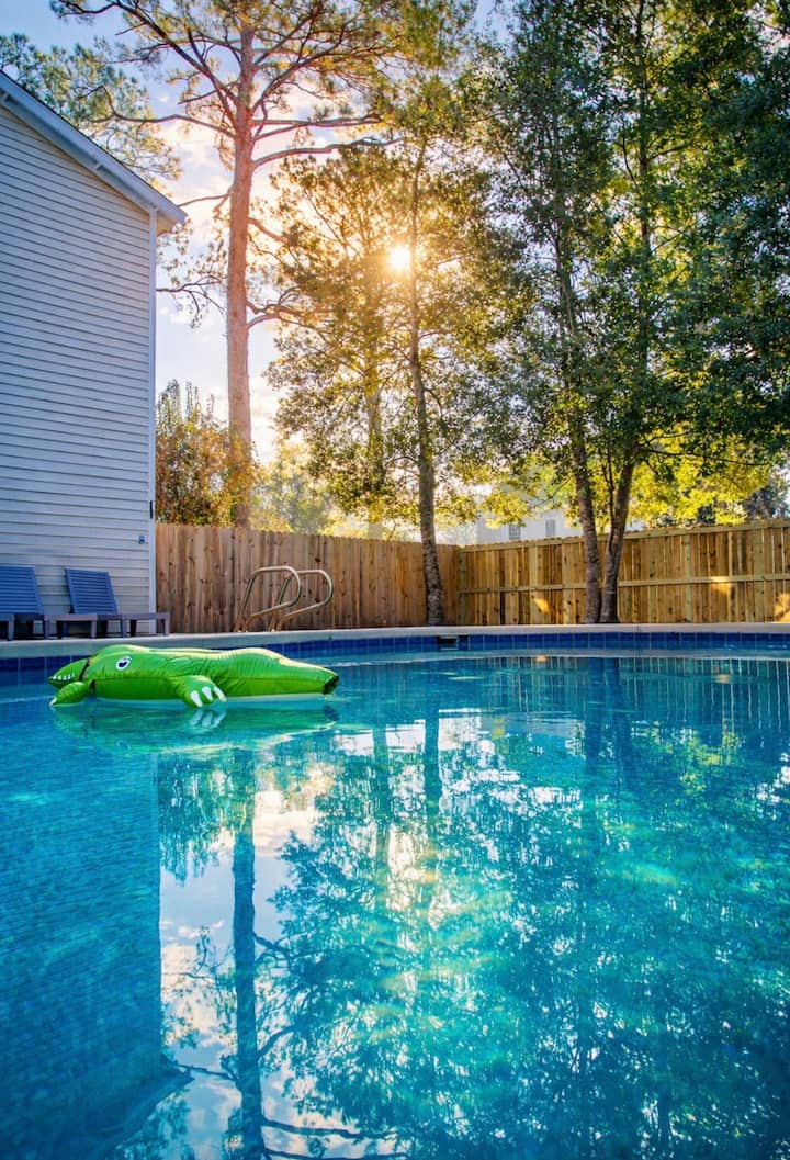 Private Pool • Steps To Vsu • Magnolia Manor - Valdosta State University, Valdosta