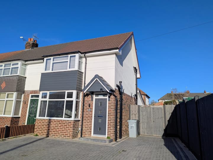 3 Bedroom, 3 En-suite Modern Home - Crewe