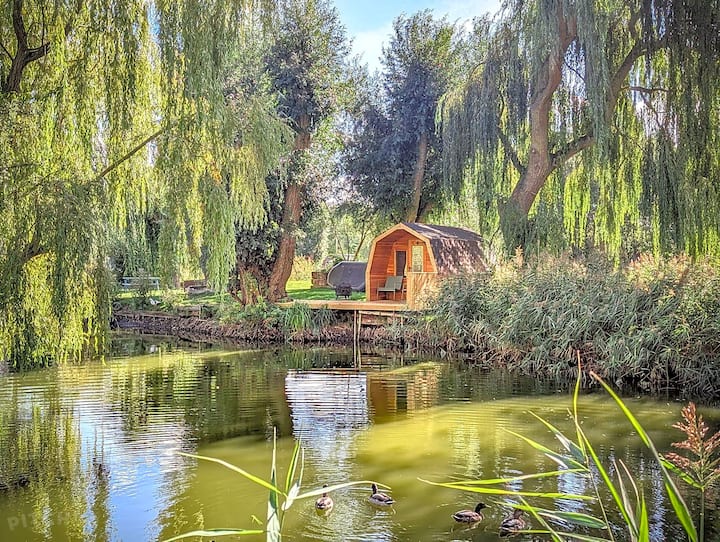 Valerie's Lakeside Glamping Pod - Stanstead