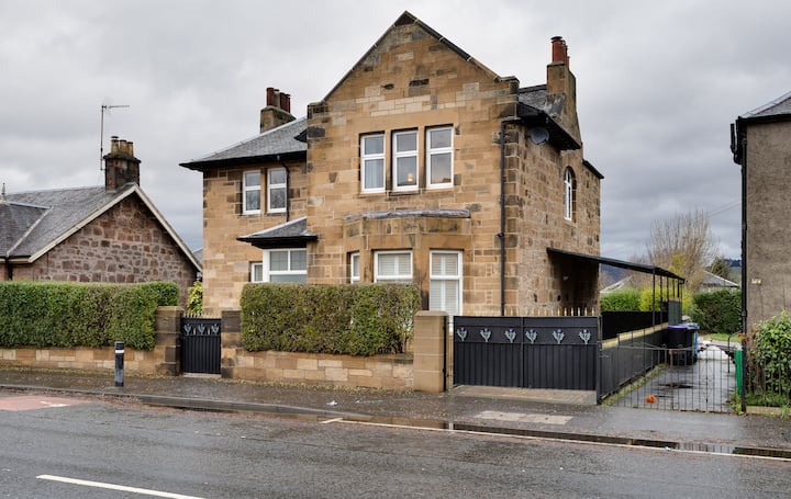 Stirling Edwardian House: Fireplace/garden/parking - Stirling Castle