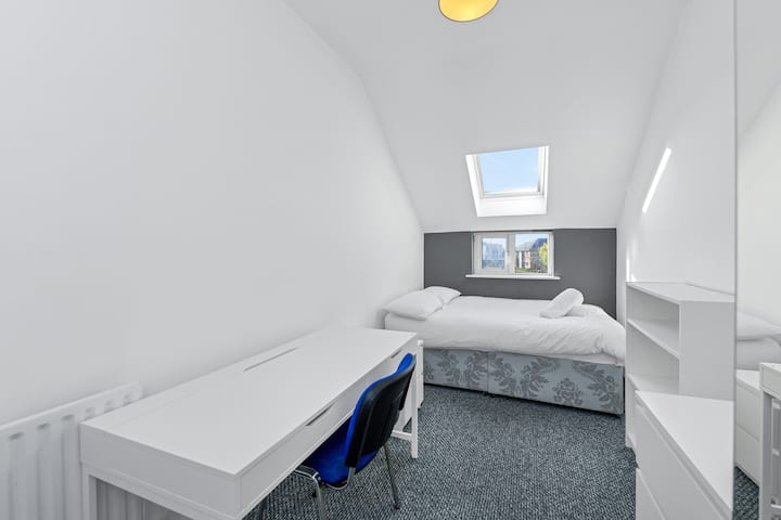 Large Family Home With 6 Beds Near Highfields Park - Nottingham