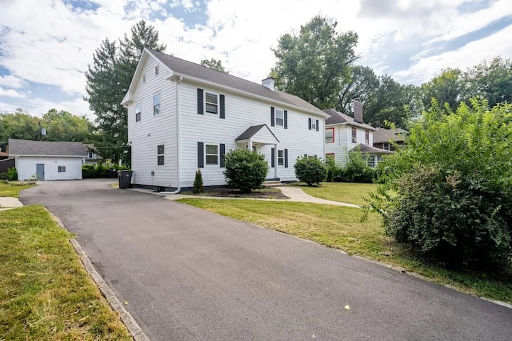 The Creekside Cottage | Mins From Downtown - Indianapolis, IN