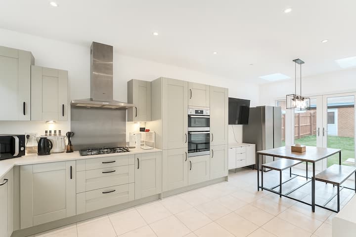 Family-friendly 3-bed Detached House With Garden - Dunstable